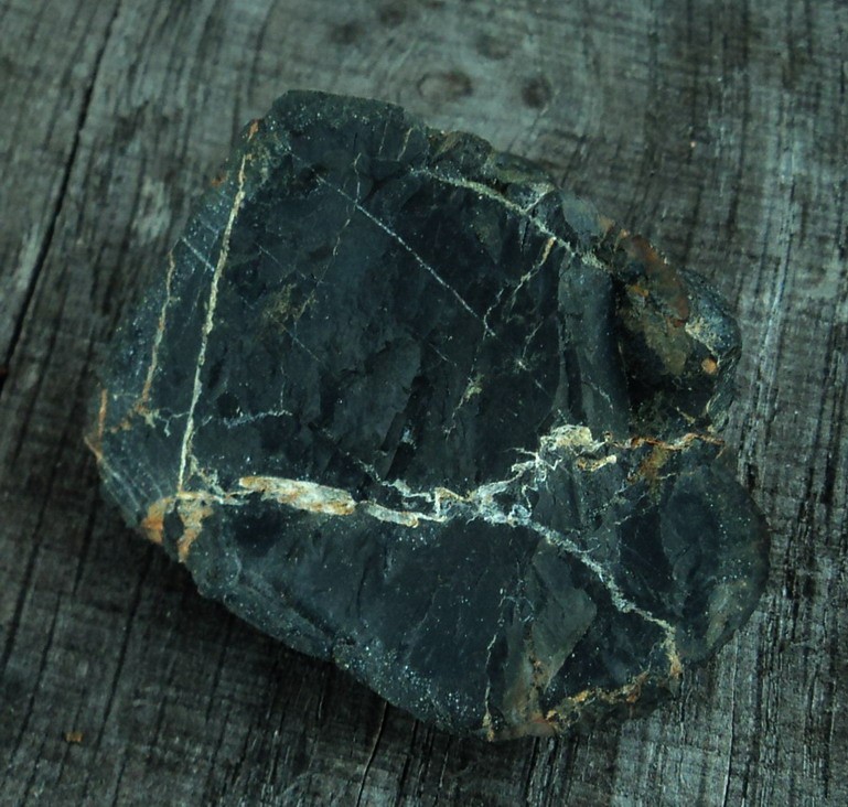 roche noire à identifier - Roche et pétrographie - Géoforum